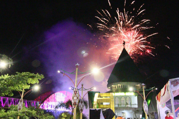 Gubernur Kalteng H. Sugianto Sabran Launcing Lampu Hias dan Air Mancur ...